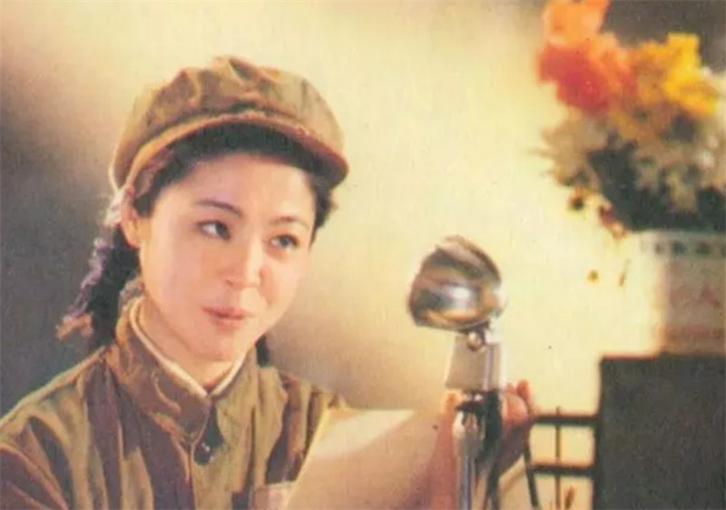 Why did the popular girl in "The Garland Under the Mountain" fall in ...