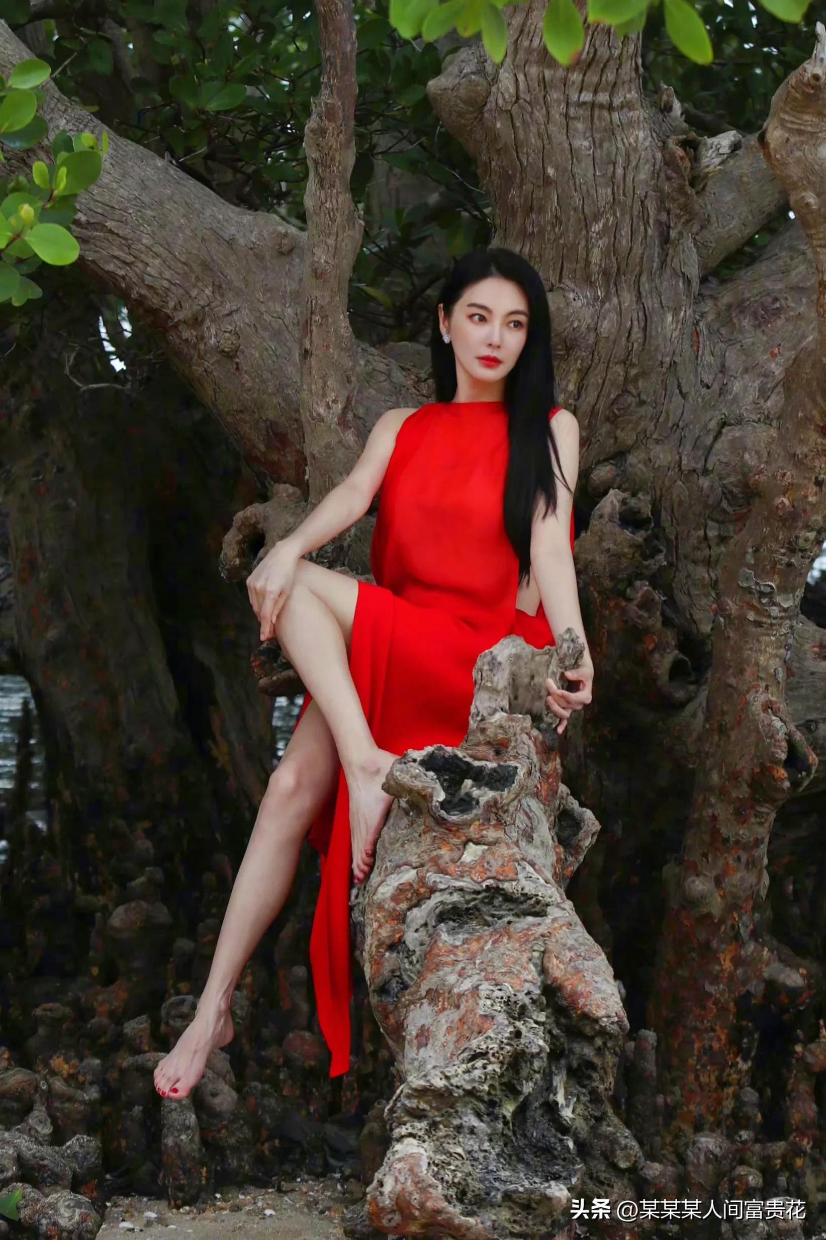 Zhang Yuqi's red dress and bare feet are so beautiful - iMedia