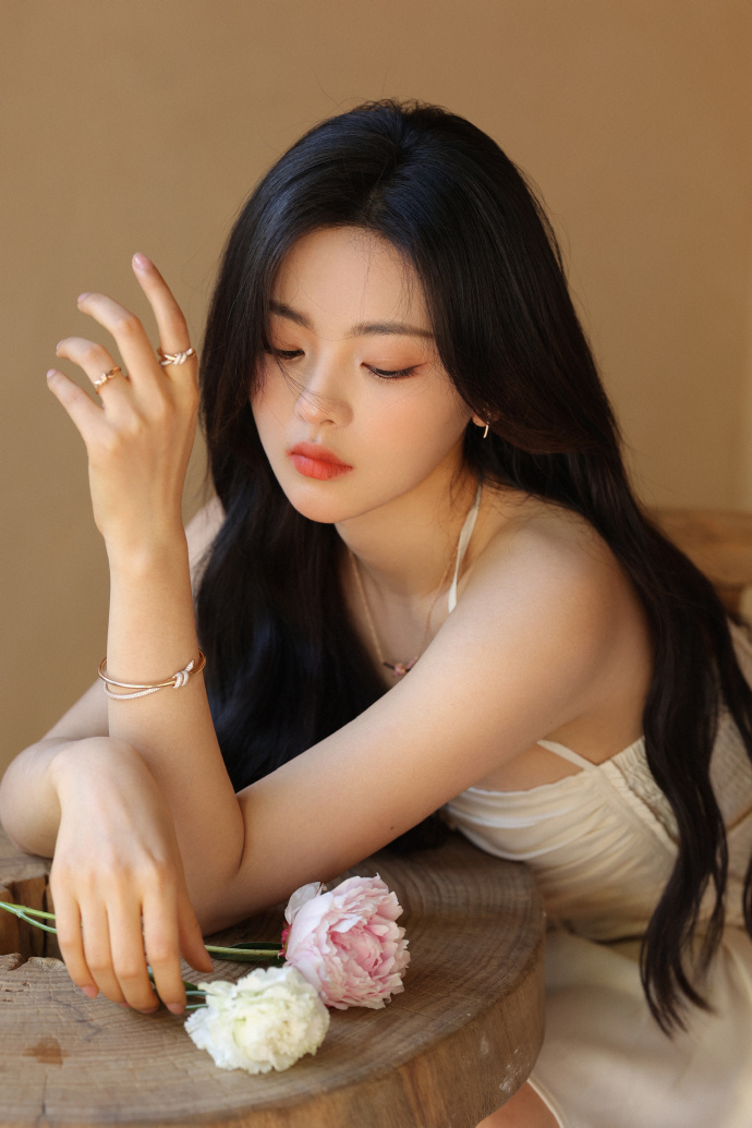 Sexy Goddess—Yang Chaoyue - iNEWS