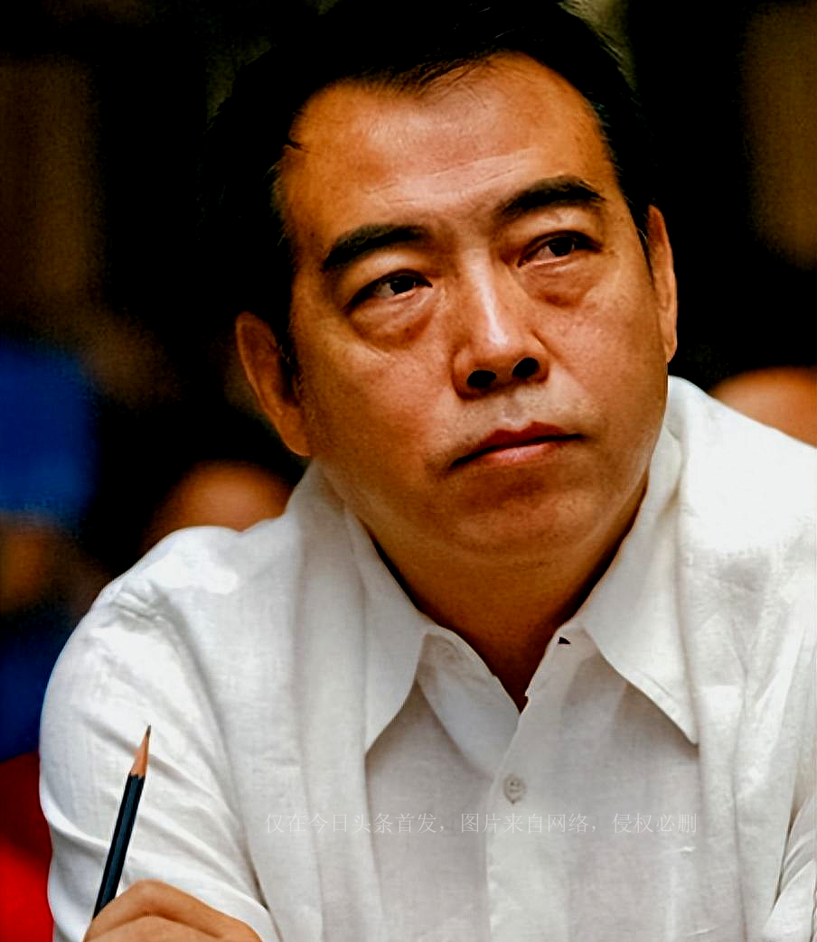 He broke up with Ni Ping and proposed to Chen Hong. Hong Huang was not the only one Chen Kaige ...