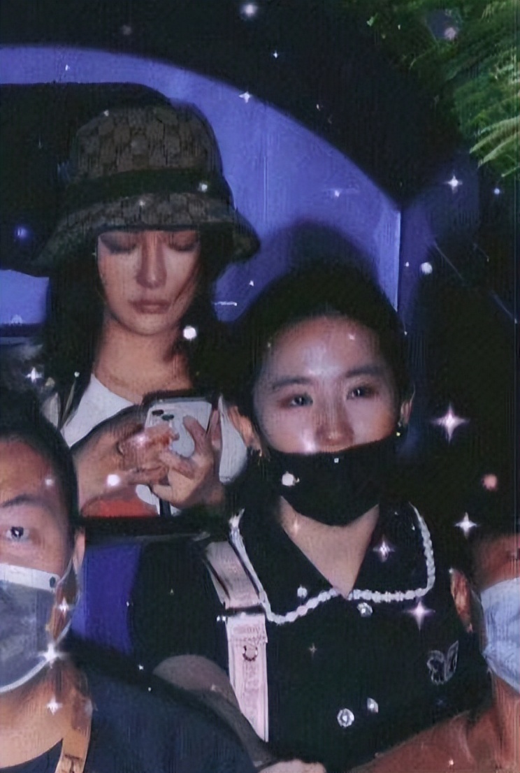 Liu Yifei visited Universal Studios by chance, dressed up low-key ...