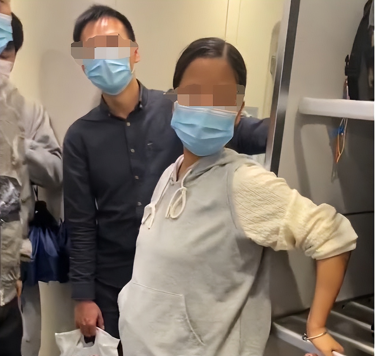 Moral kidnapping asks bloggers who give up their seats to apologize ...