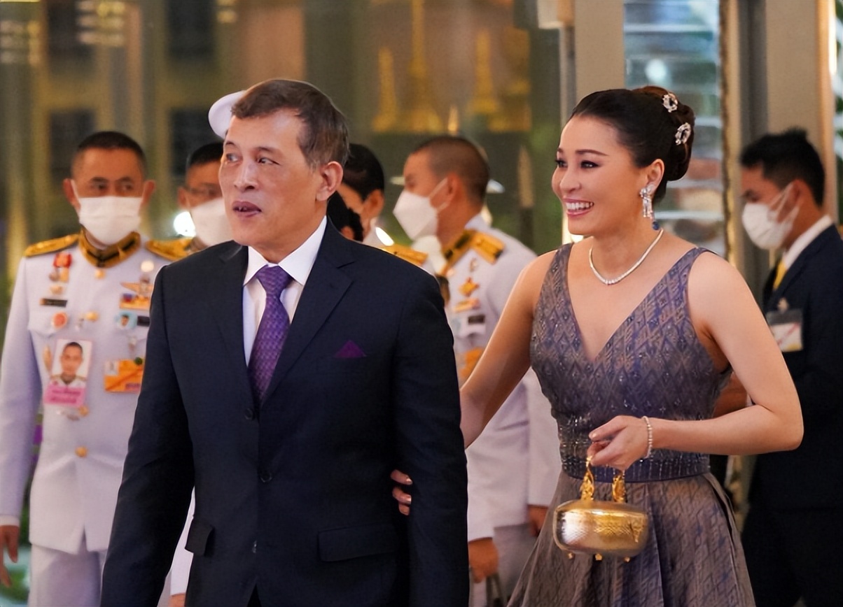 Sutida looks stunning, dressed in satin, with a sweet smile and a happy appearance, and ...