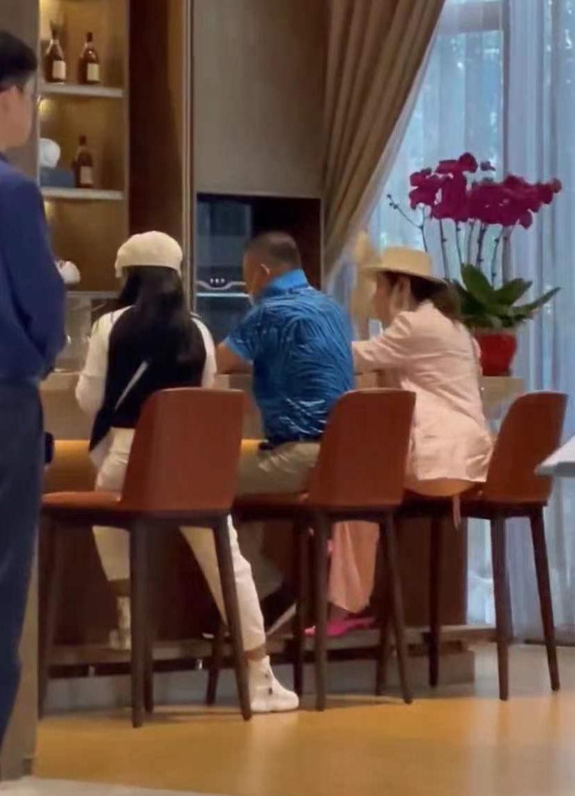 Zhou Libo was seen by chance in Sanya!Dressed boldly and leisurely, with two exquisite beauties ...