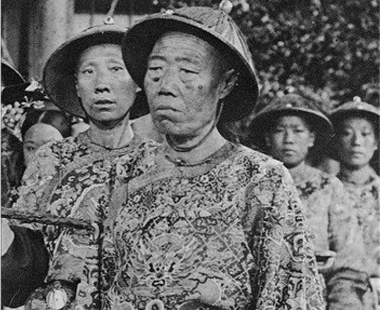 The Secret History of the Qing Dynasty: Eunuchs Married?Laughing at the ...
