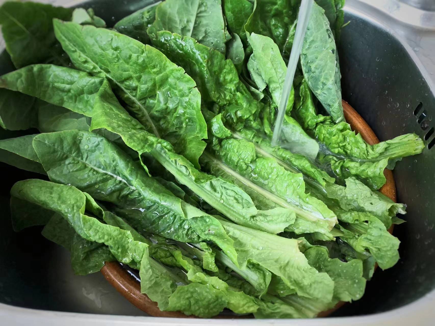 This dish is full of treasures. Many people only eat the stems. In fact ...