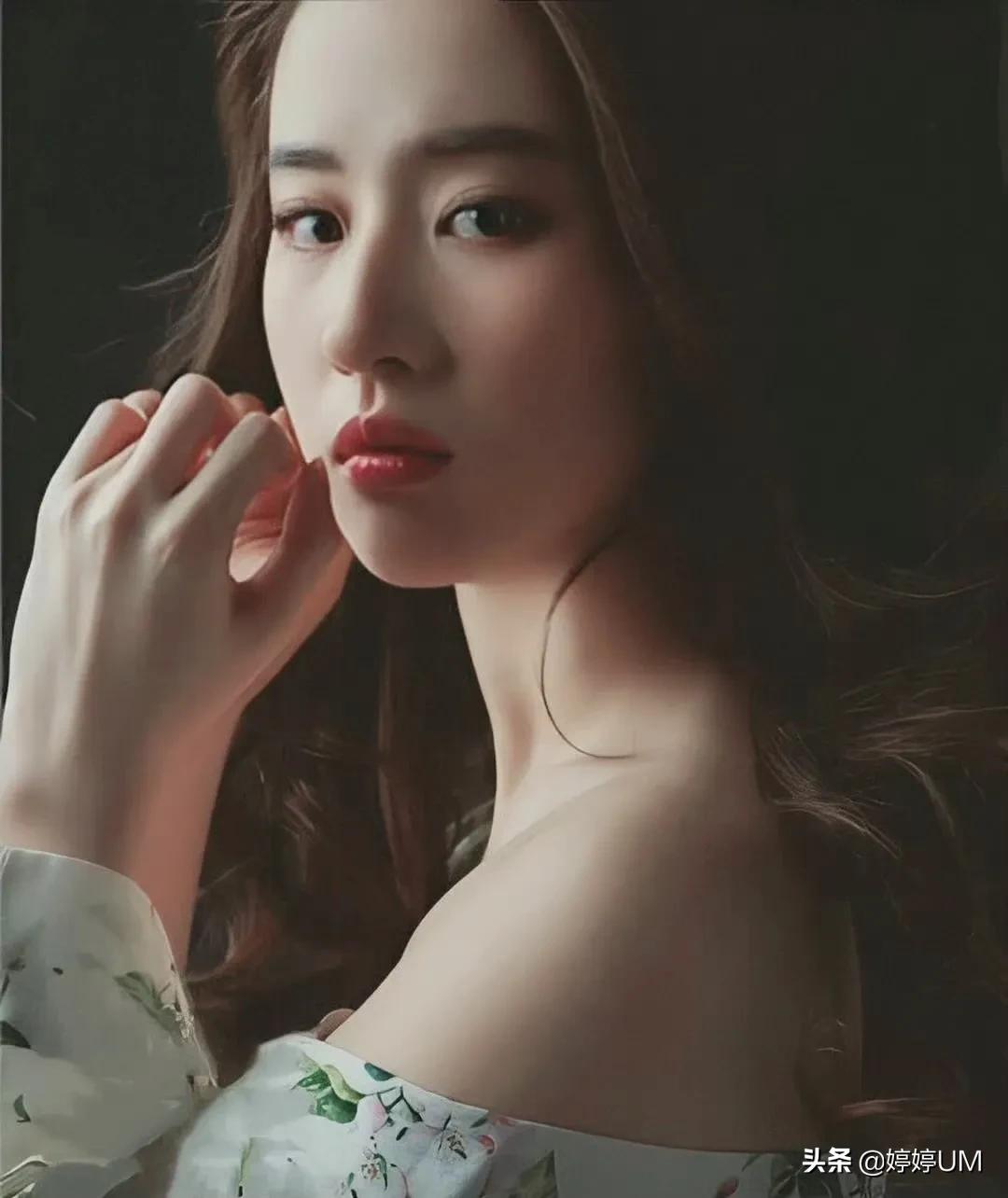 Liu Yifei, fair-skinned, sexy and charming, with a sweet smile ...