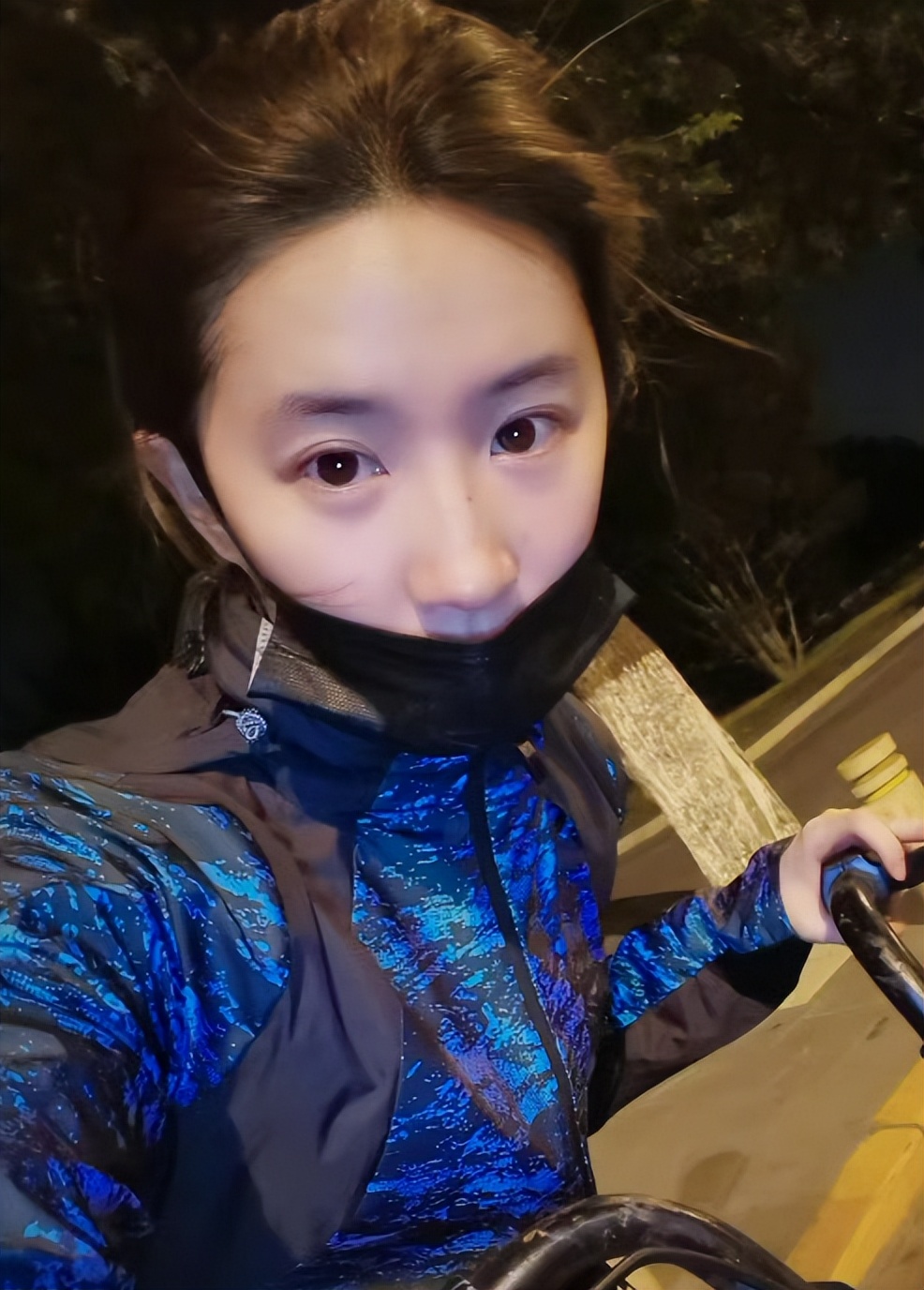 Liu Yifei rode on the streets late at night without makeup!Wear tight ...