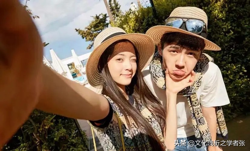 Tearing off the shirt, kissing the husband of the best friend forcibly ...