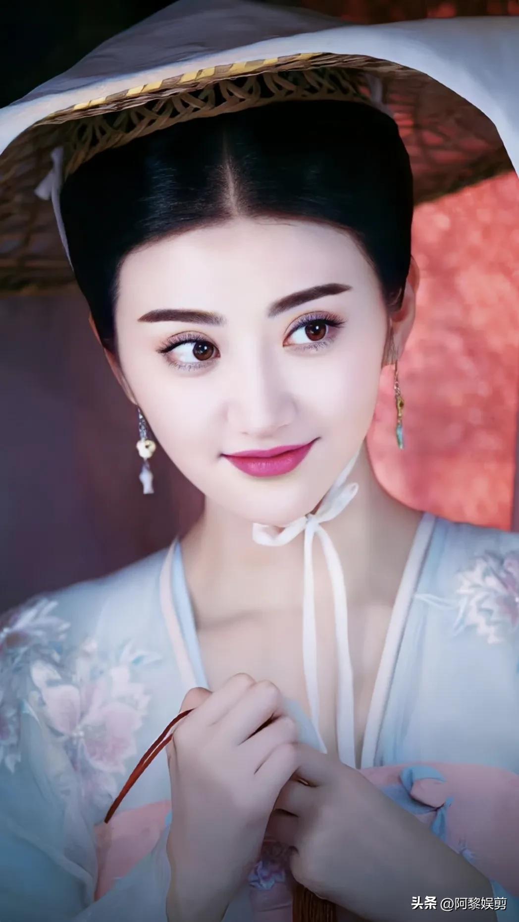 Jing Tian: Pink makeup and jade carving, Chang'e in the moon - iNEWS