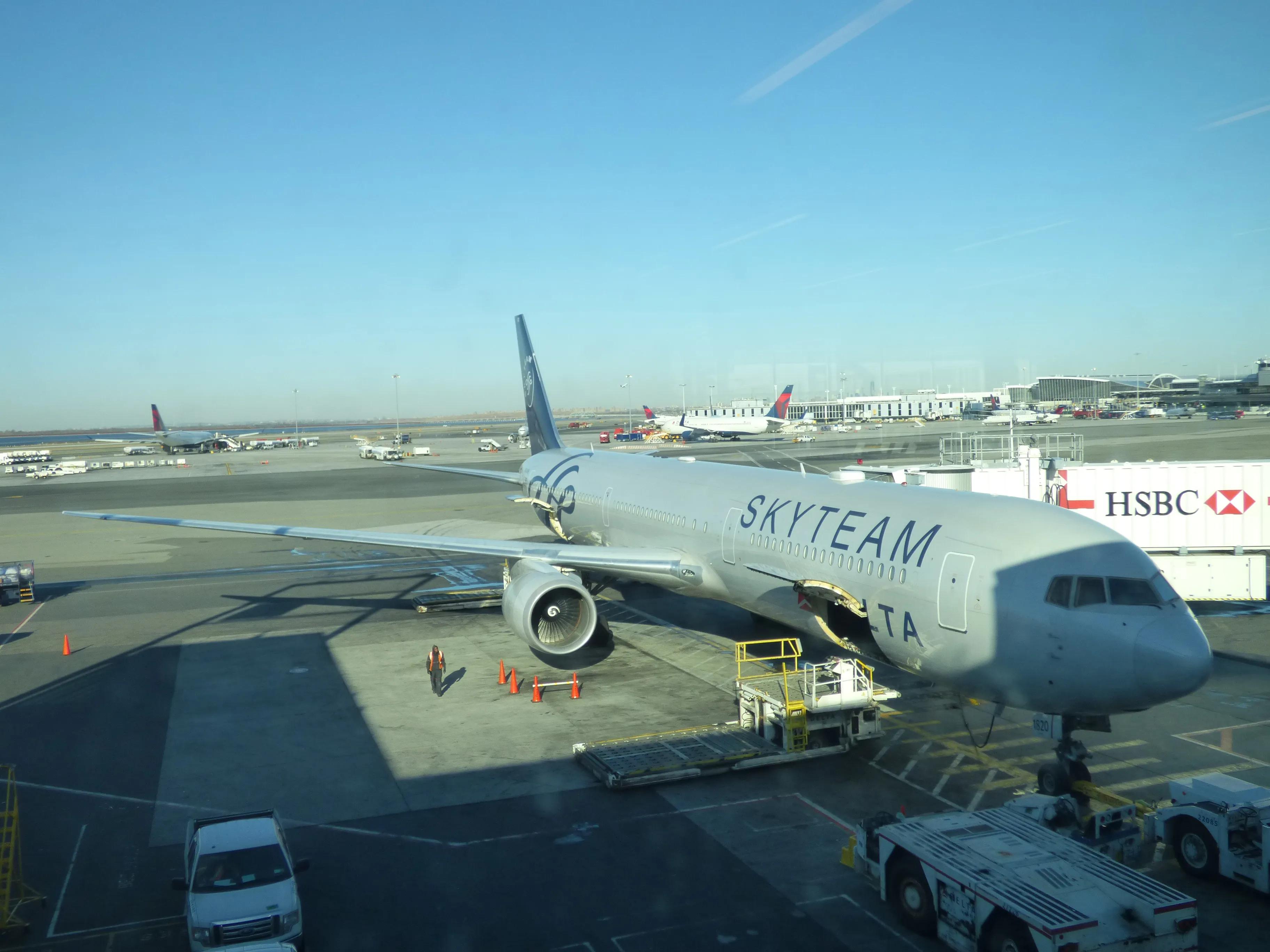 A very rare airliner - Boeing 764 - iNEWS