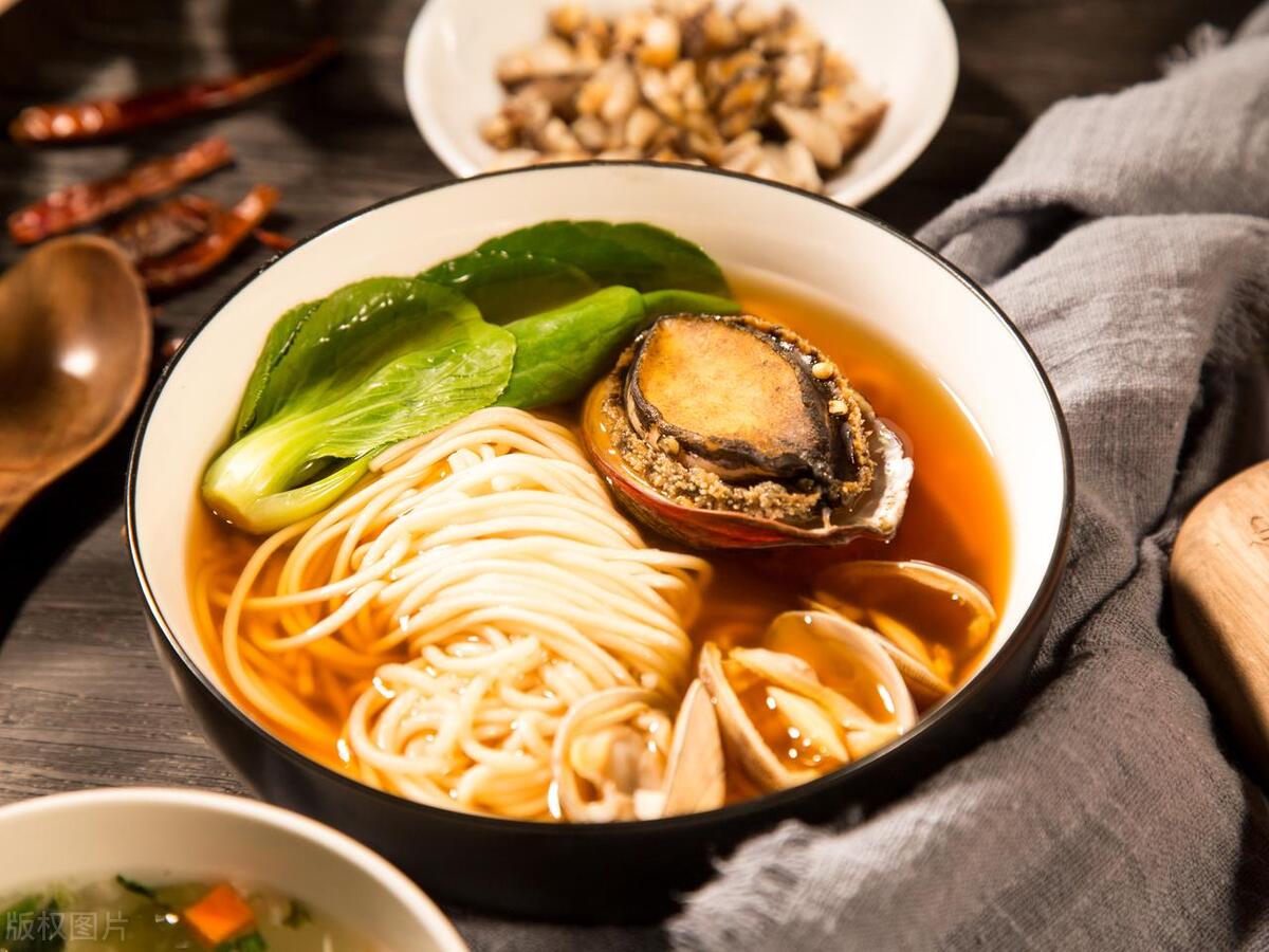 In the hot summer, a bowl of two noodles is a cool way - iNEWS