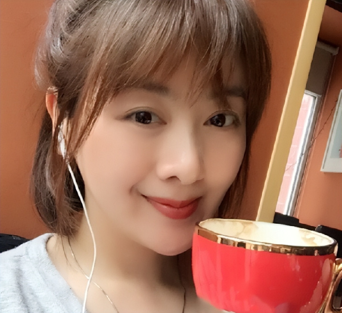 Once a childhood goddess, after marriage, she was super spoiled by the ...