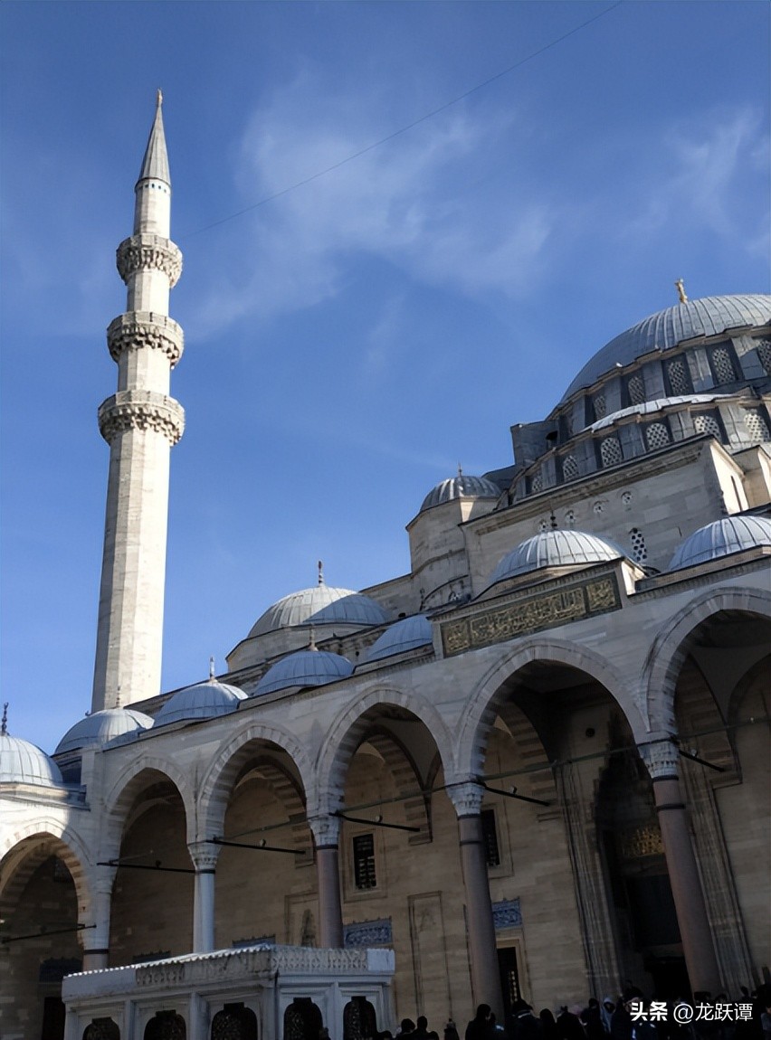 Comparing the architectural styles of the Suleiman and Said Hamad ...