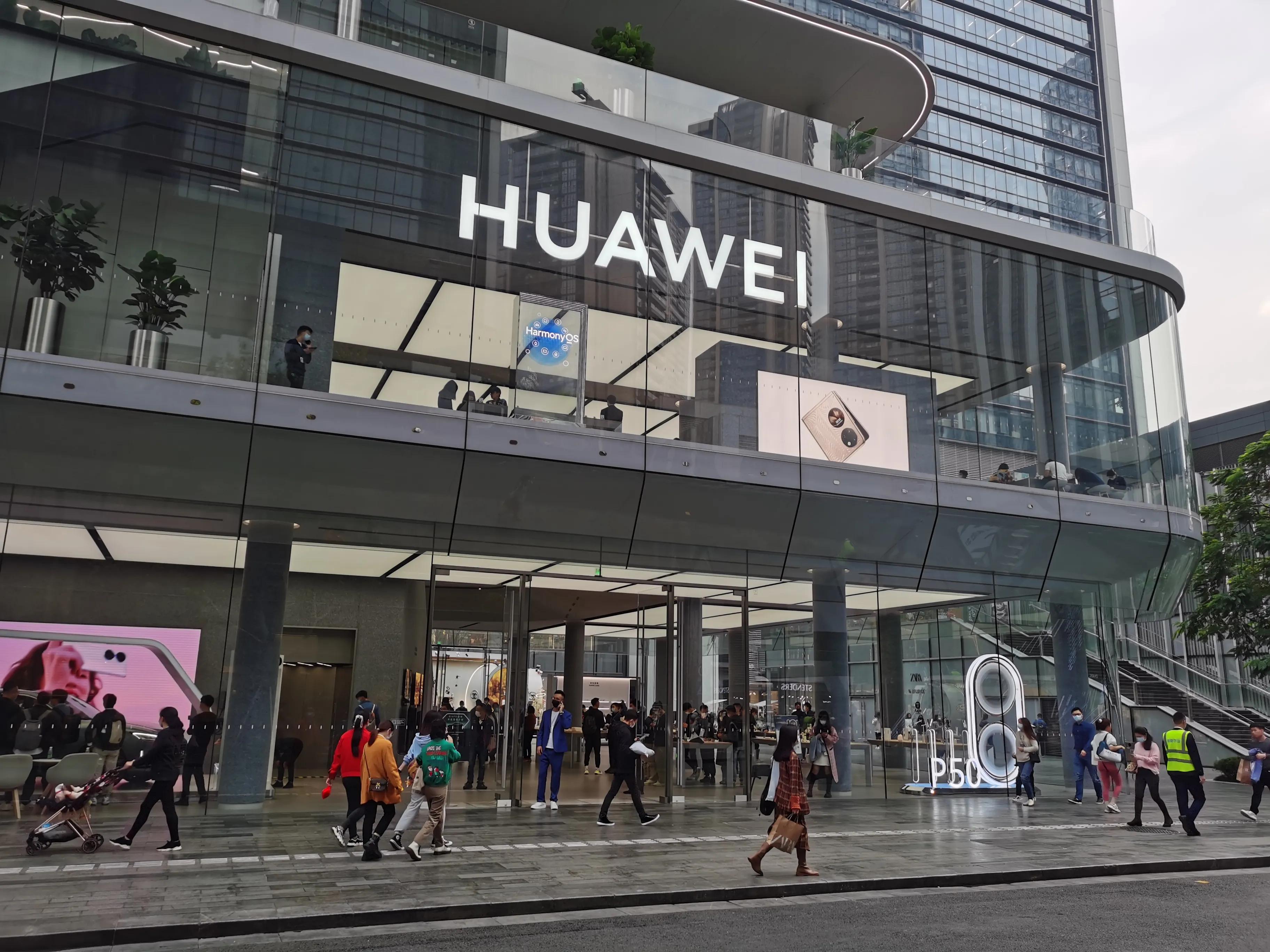 Folding screen matrix, the chibi battle of Huawei mobile phones - iNEWS