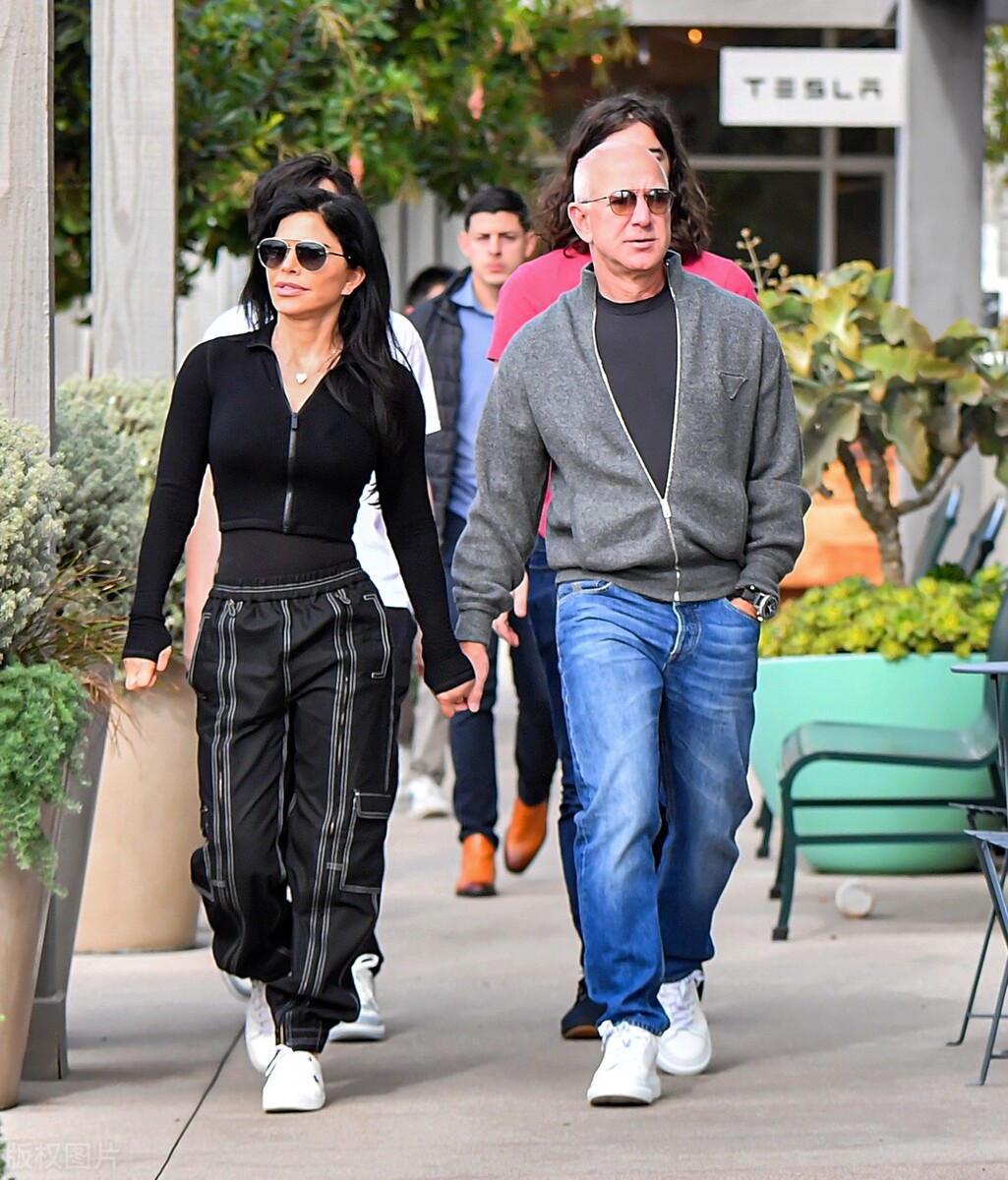 Bezos is engaged to a former news anchor: true wealth is love? - iMedia