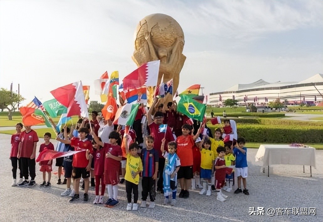 CCTV report!Suzhou Golden Dragon Express Bus Escorted World Cup Fans to ...