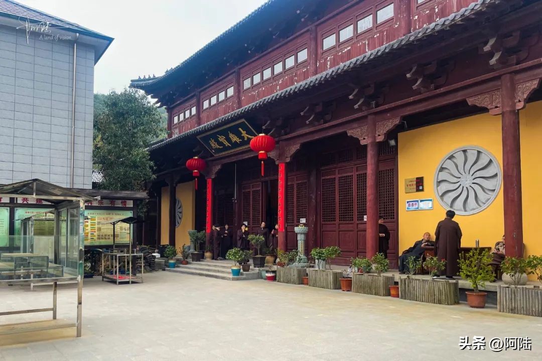 There is a small village in the depths of Fuyang Mountain named after ...