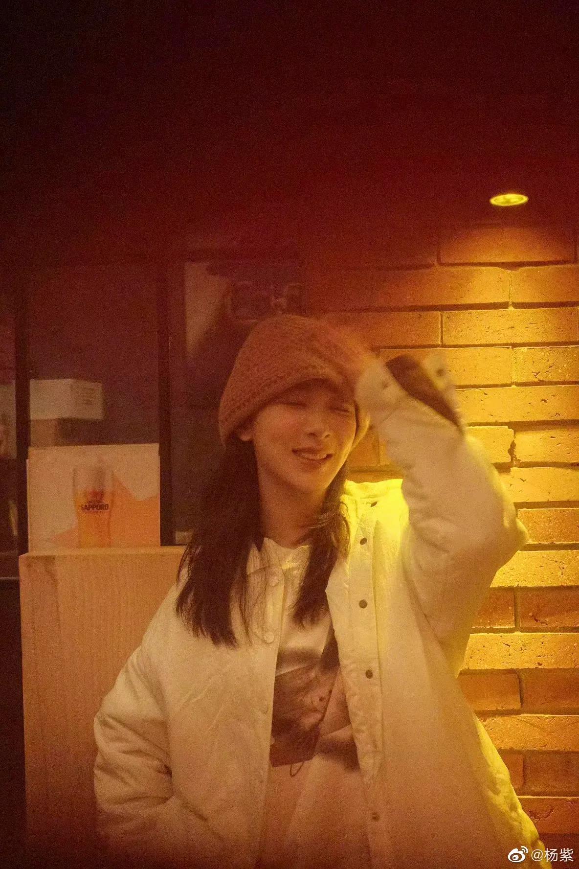 Good girl Yang Zi, milk tea fisherman hat stopwatch cute - iNEWS