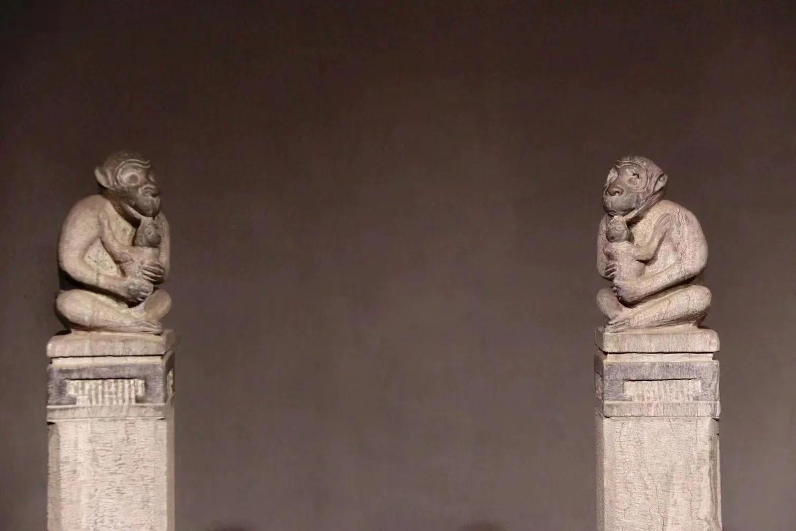 The tethering post is exquisite in shape. The monkey squatting and ...