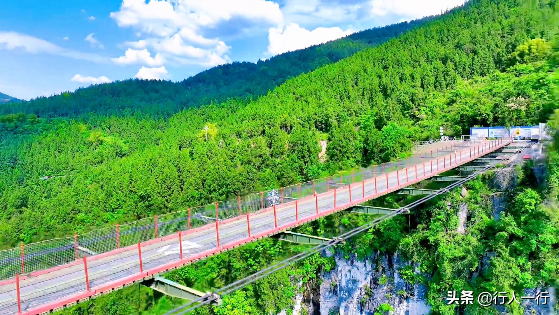 An iron cable bridge in Chongqing has no piers and no cable-stayed ...