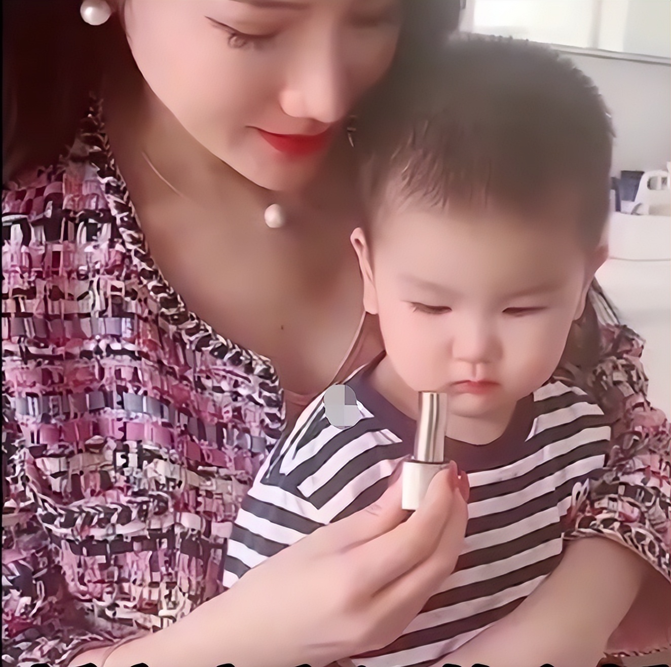Is Manman hugging someone else's child in the live broadcast? Zhang Lan ...