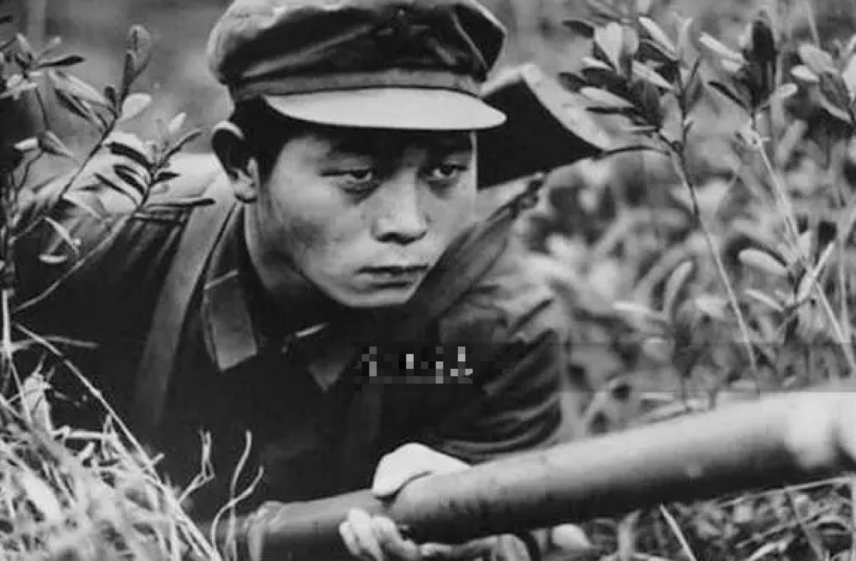 In 1979, the blasting tube was launched by the enemy, and he bent down ...