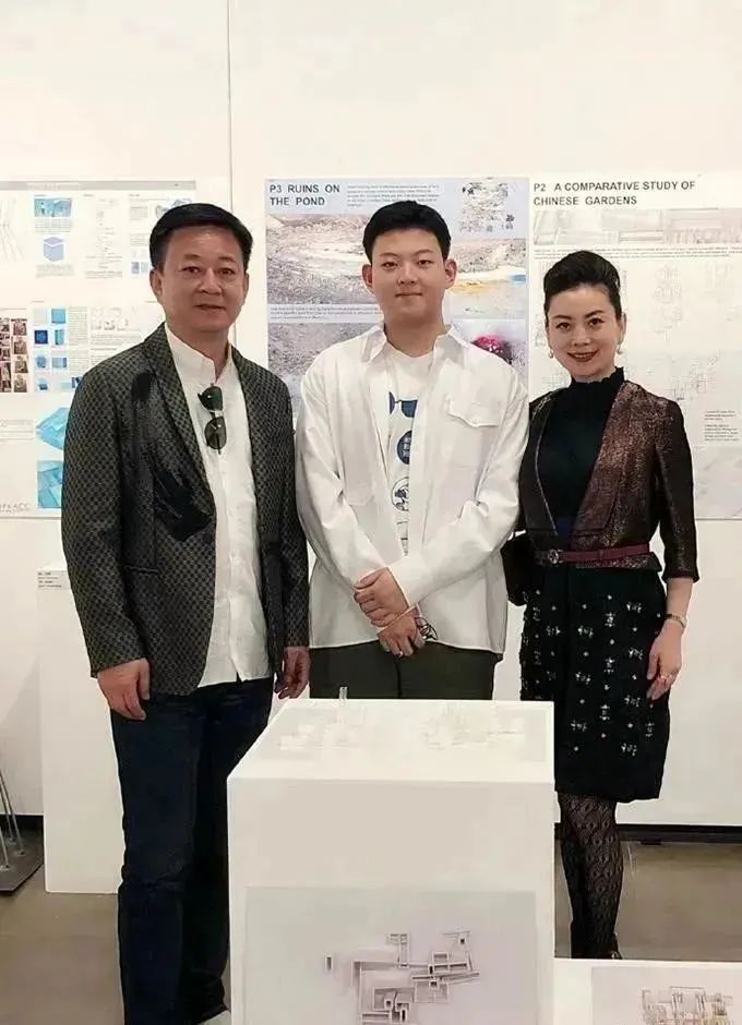 It is rare for Zhu Jun's family to be in the same frame. His face is ...