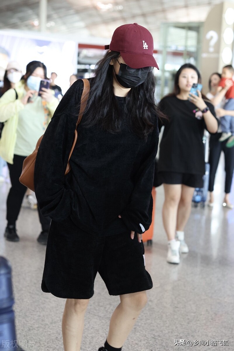 Linghua appeared at Beijing Airport in a low-key manner - iMedia
