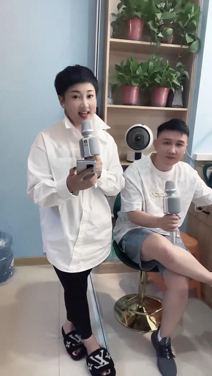 Zhao Benshan's apprentice Pang Ya sang in the same frame as her husband ...