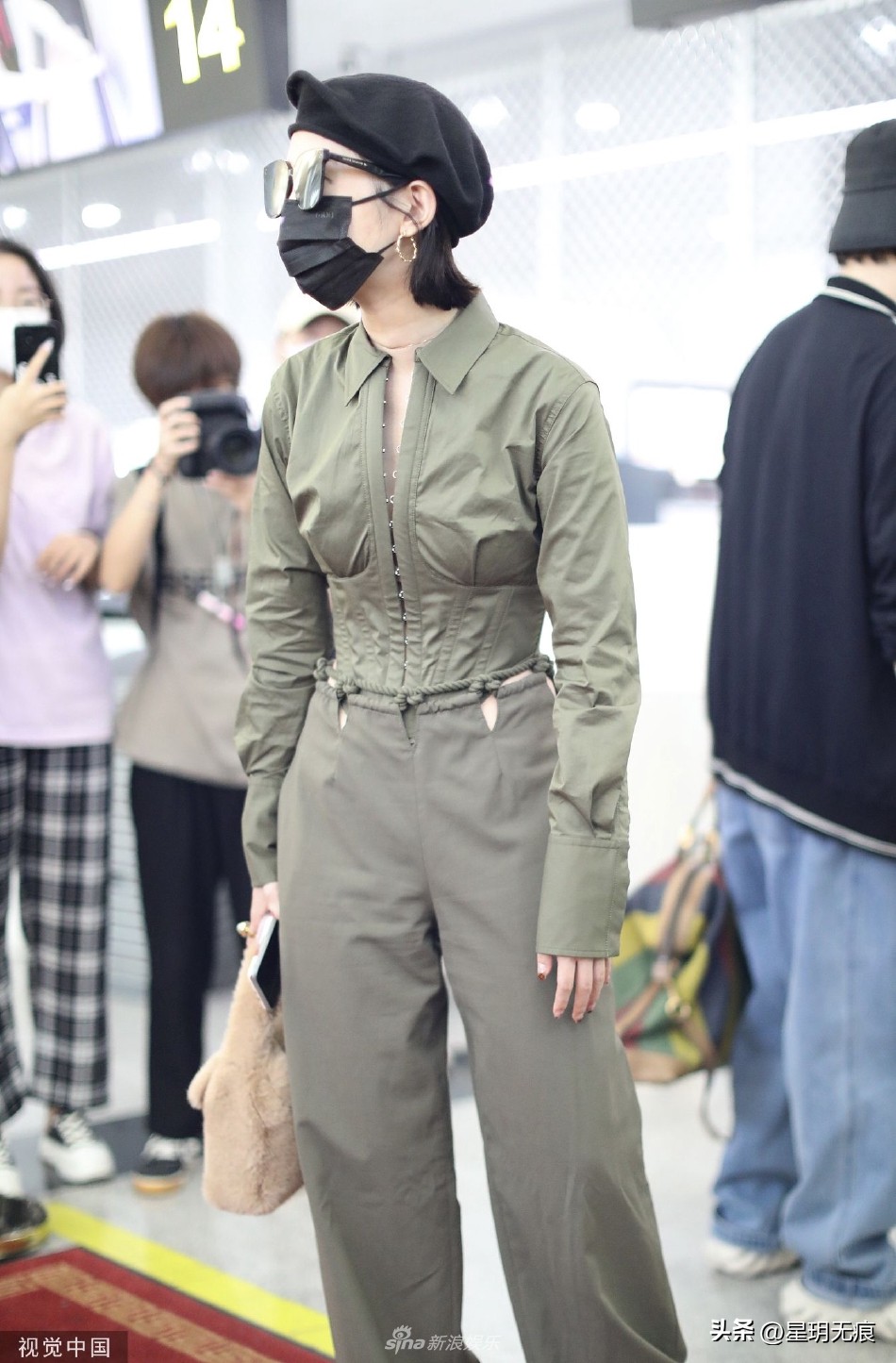 Meng Meiqi's black super-covered face and beret is slender and calm at ...