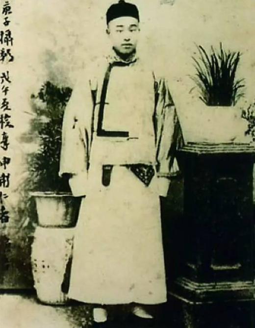 Li Shutong and his original partner Yu Rong: He once hung a portrait of ...