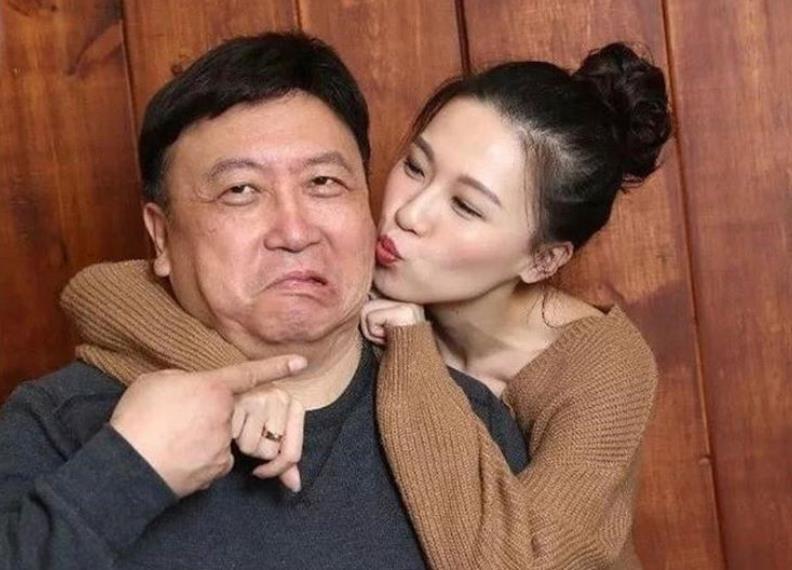 Wang Jinghan attended the event with his wife and daughter. His wife ...