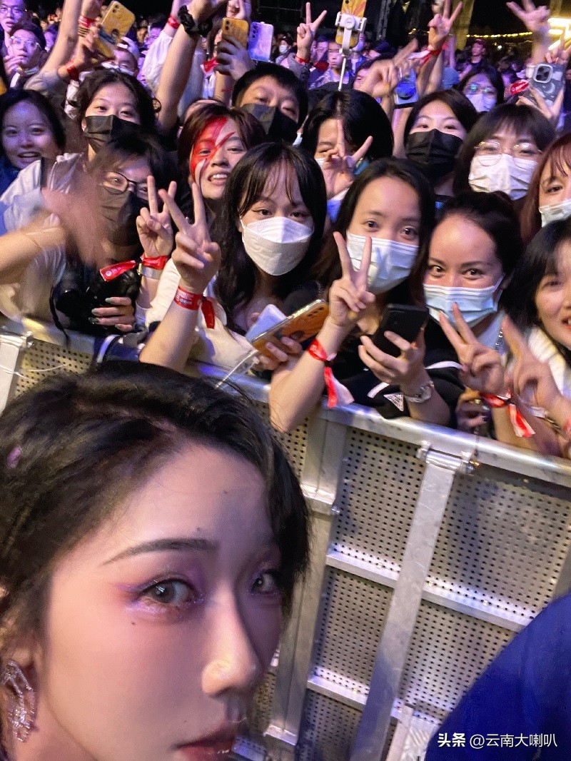 Liu Lian went to Yunnan to perform, and fans wanted to compare her abs ...
