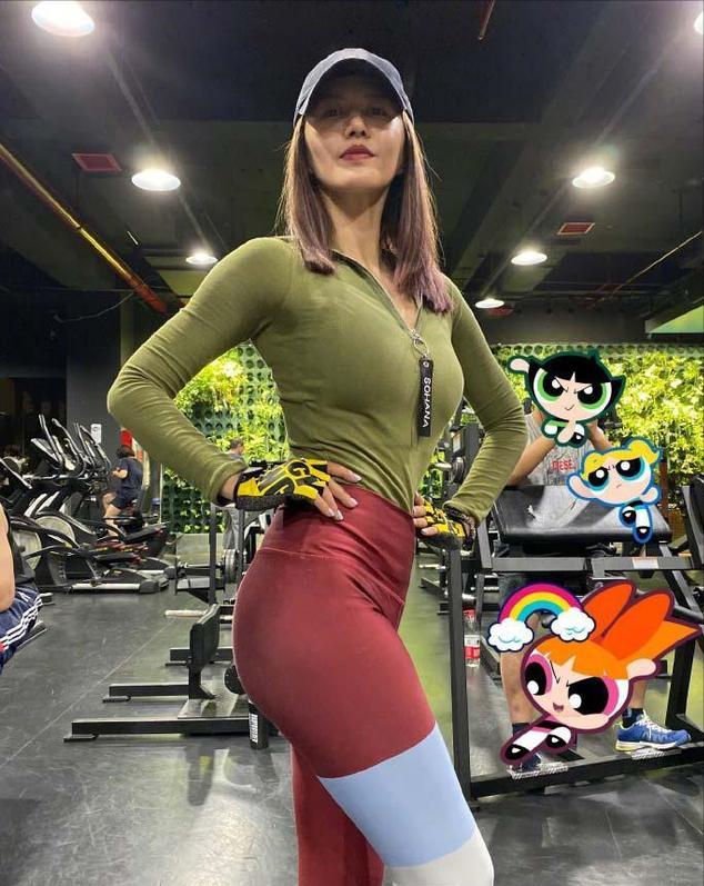 "Singer" Tan Weiwei, showing off his abdominal muscles in the gym, 37 ...