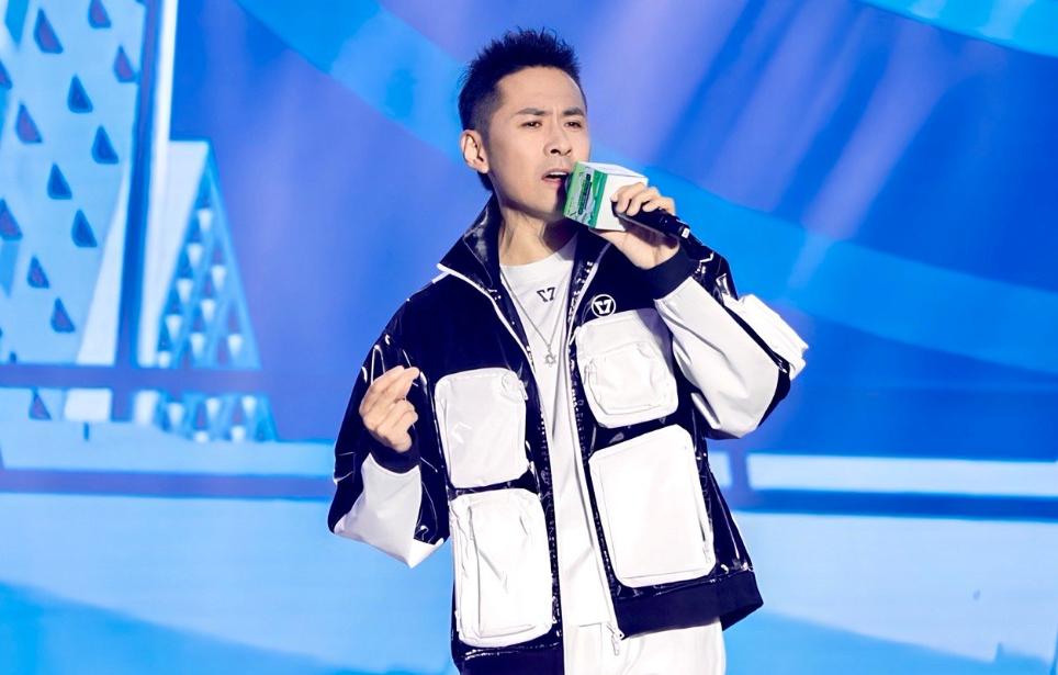 48-year-old Huang Zheng is living like this now. He started out as a ...