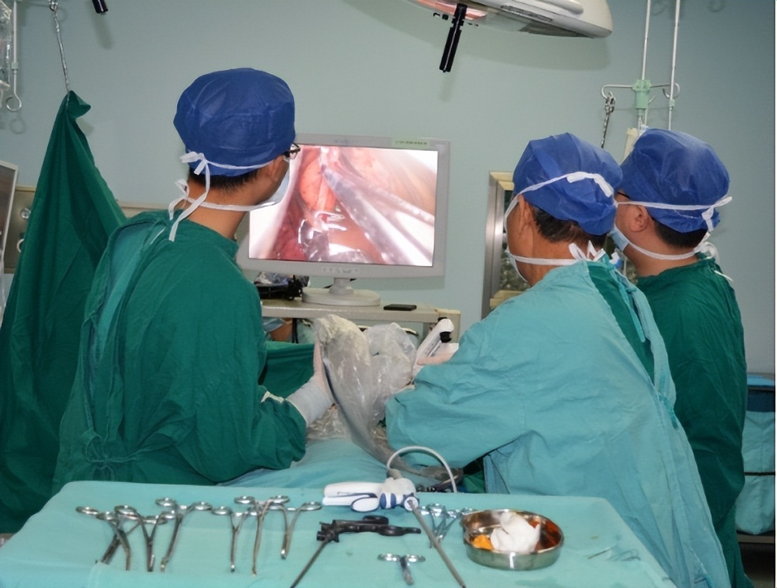 Single-port thoracoscopic surgery for spontaneous pneumothorax, how to ...