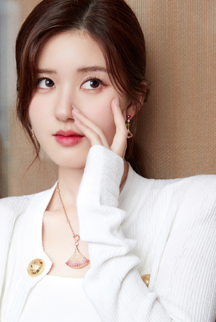 The popular actress Zhao Lusi has a photoshoot in a white and fragrant ...