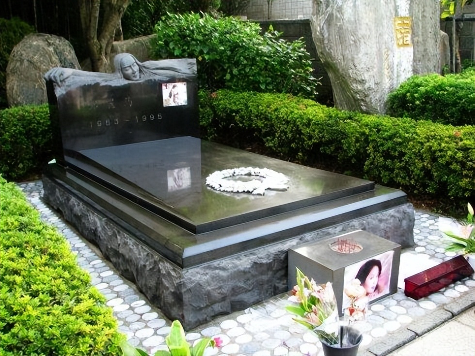 The three celebrities with the most expensive funerals, one person sits ...