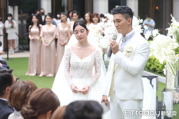 Wang Jialiang promises oath: I will always hold you!The bride Xu Weien kisses and tears - iNEWS
