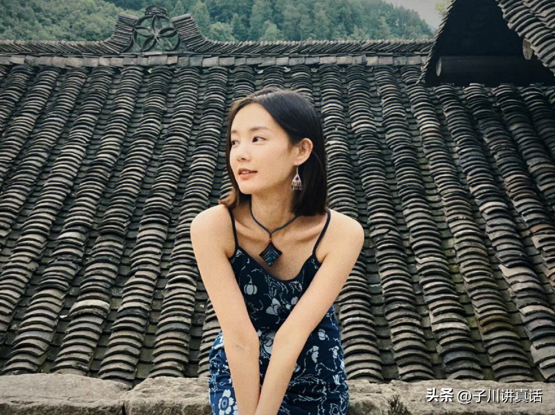 Top actress Li Yitong caused outrage when she flew barefoot on a plane ...