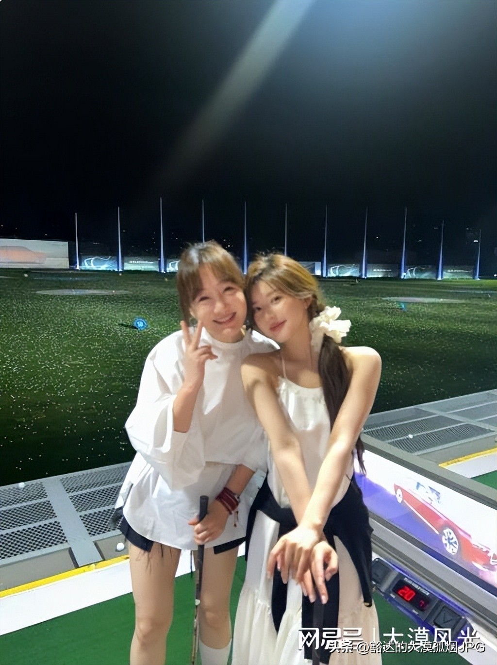 Zhao Lusi and Xue Jianing rarely fit together and appeared on the golf ...
