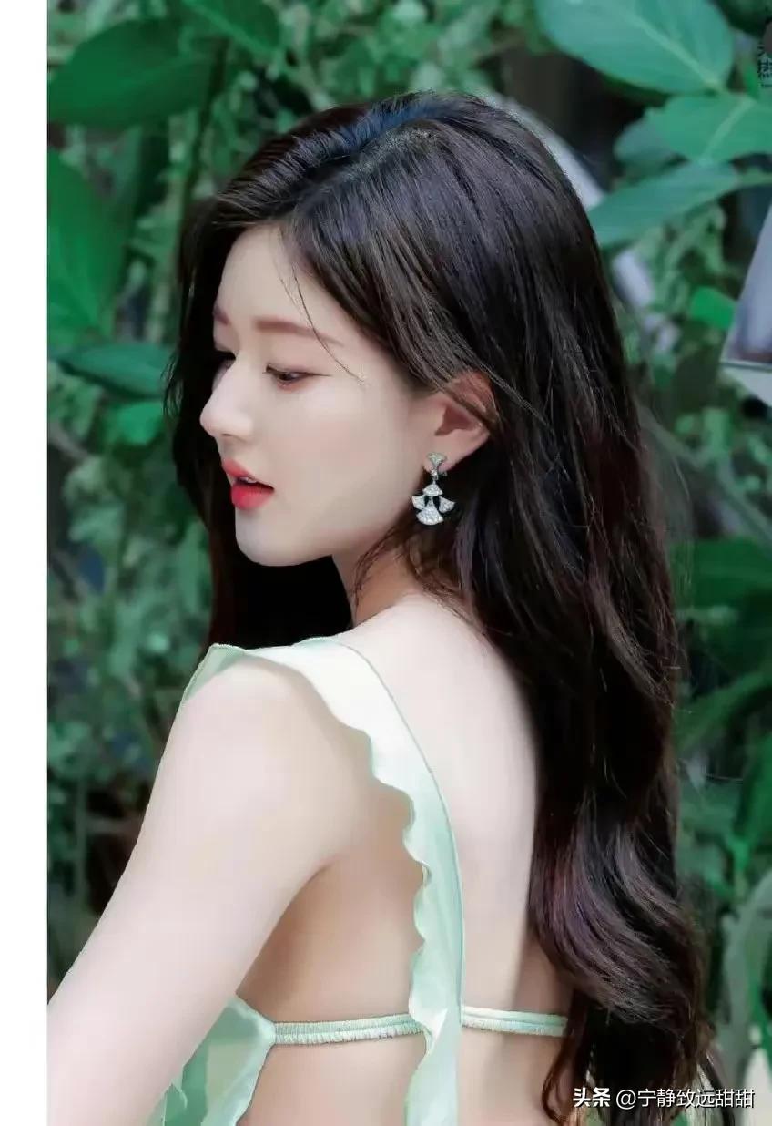 Tall, fair-skinned and beautiful Zhao Silu - iNEWS
