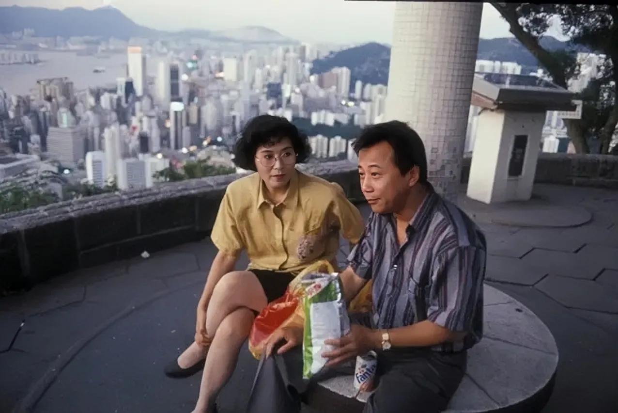 At the age of 70, still wearing stockings, Li Siqi perfectly interprets ...