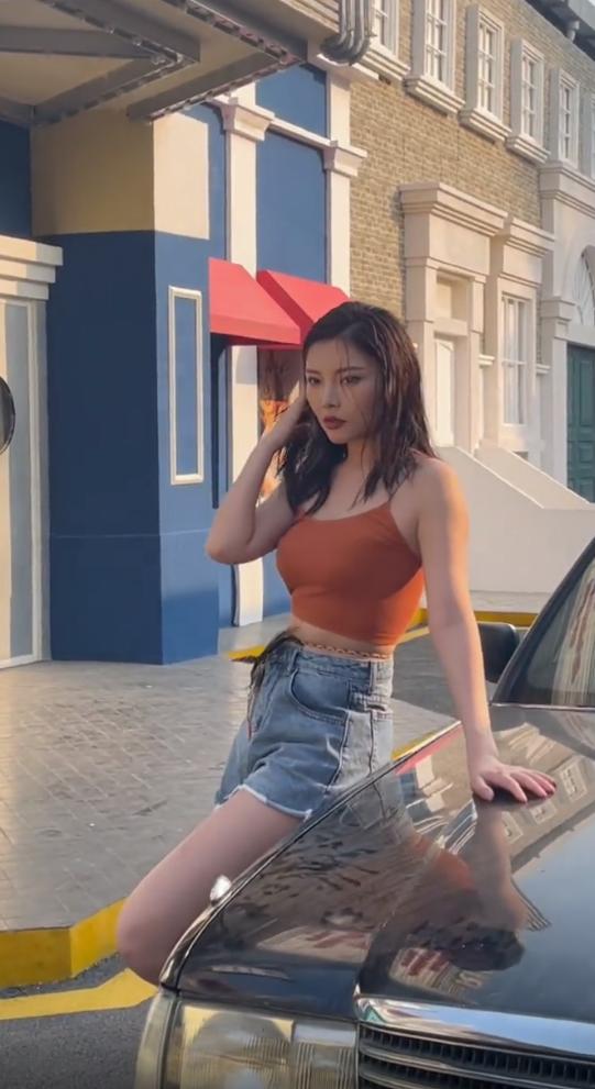 Xu Dongdong is so down-to-earth, he washes his hair by the sea in a plastic basin, with his ...