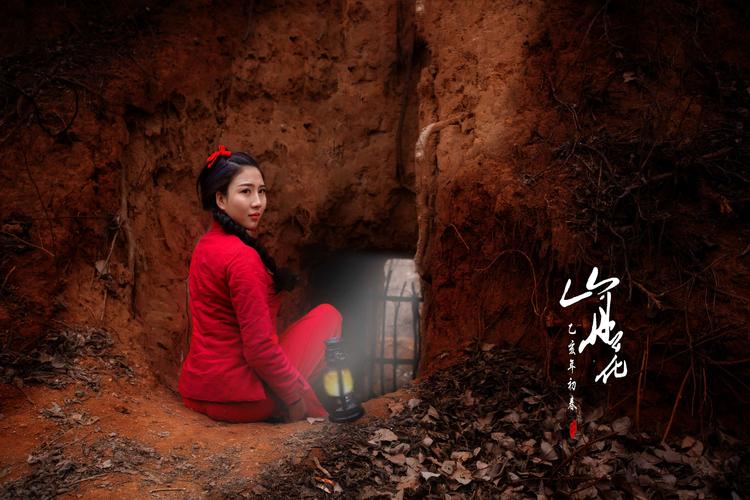 A scene accidentally photographed on a high loess slope, a man and four ...