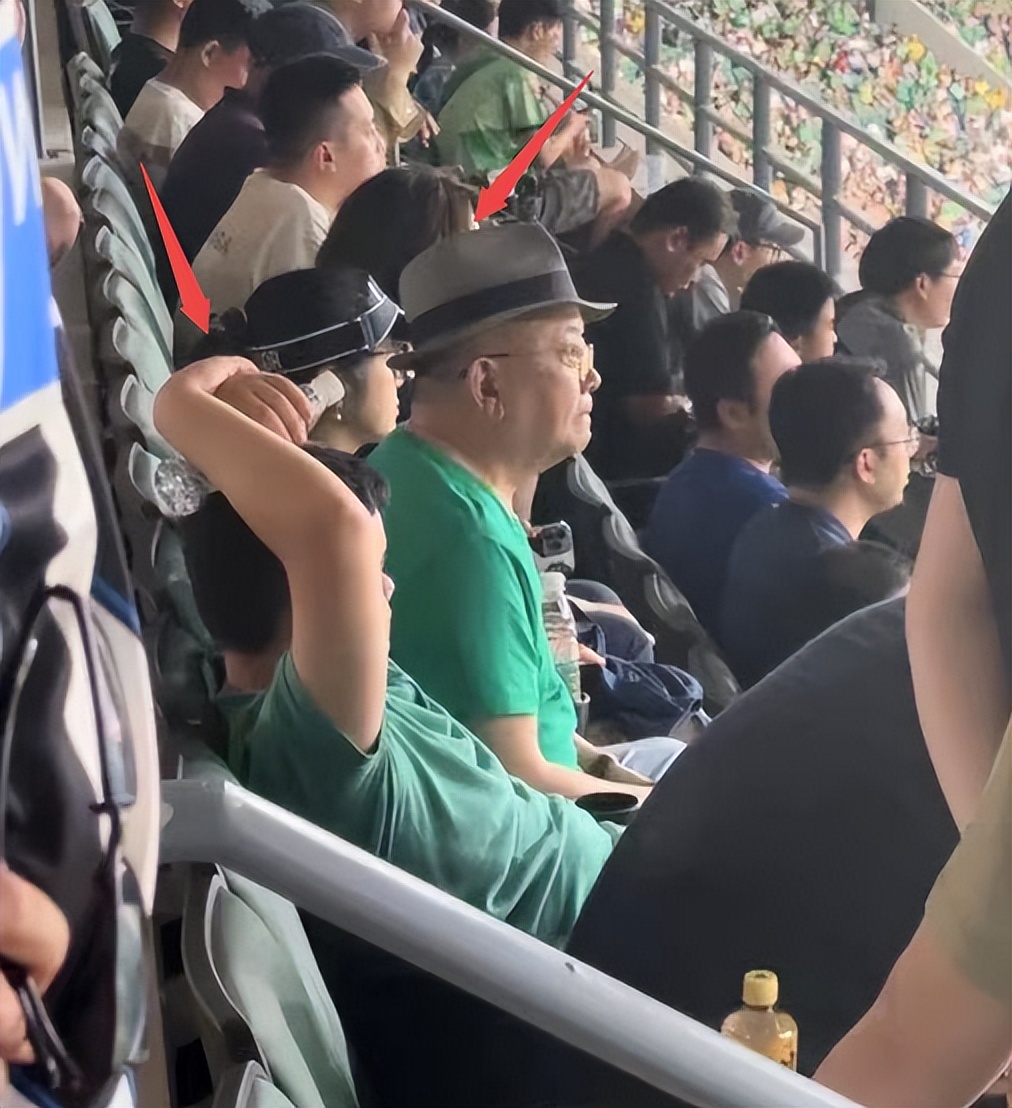 75-year-old Wang Gang and his son watched the football game, 12-year-old Wang Yiding was ...