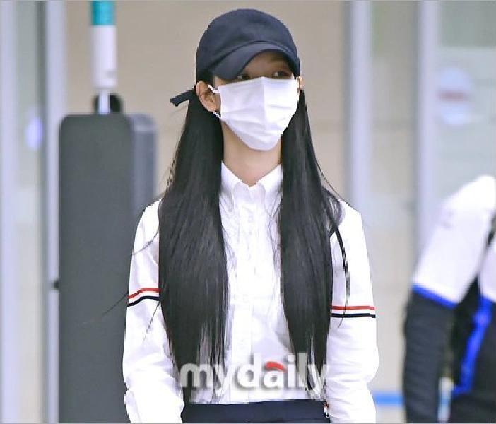 Aespa member Ryu Jimin wore a stunning outfit at Incheon Airport after ...