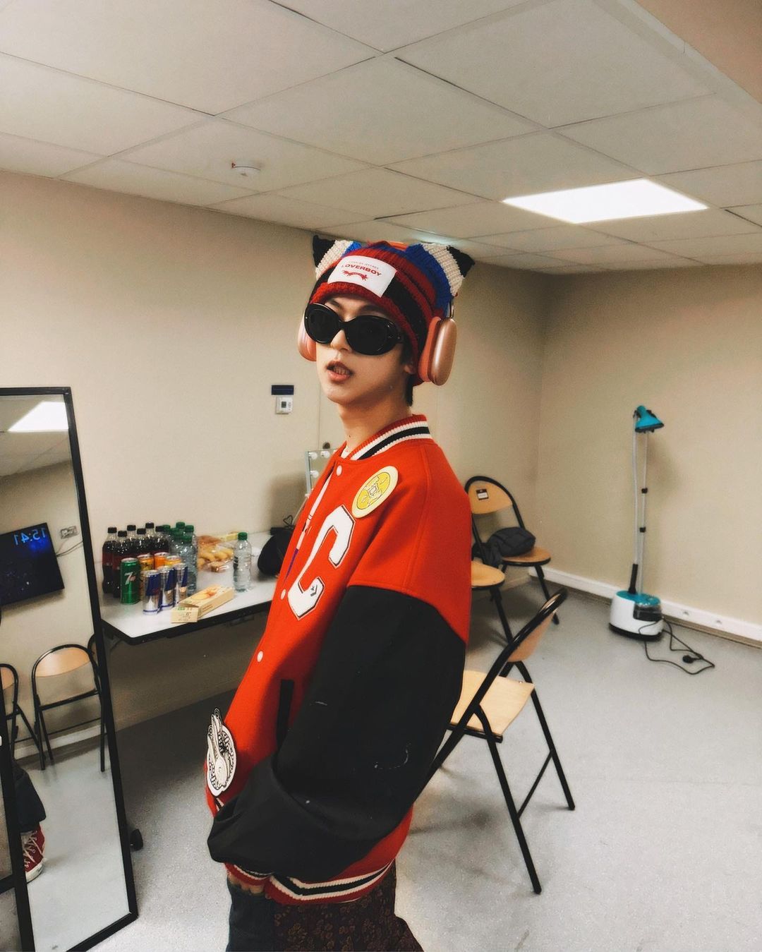 Is this a joke? Korean rapper went backstage to kiss girlfriend at ...