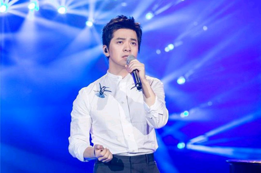 It turned out that there were only two young singers who caught Li Jian ...